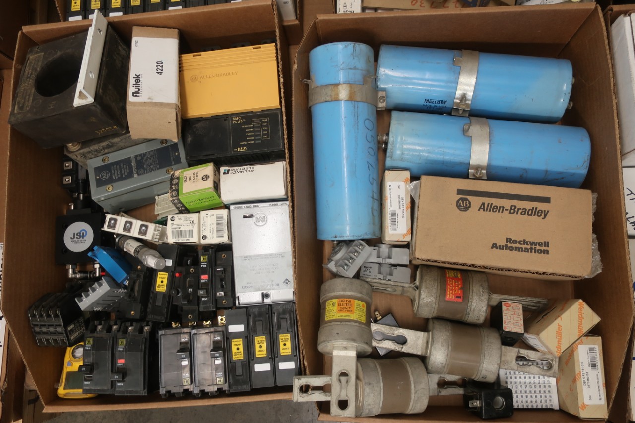 4 PALLETS OF ASSORTED ELECTRICAL COMPONENTS AND HARDWARE For Sale | Aucto