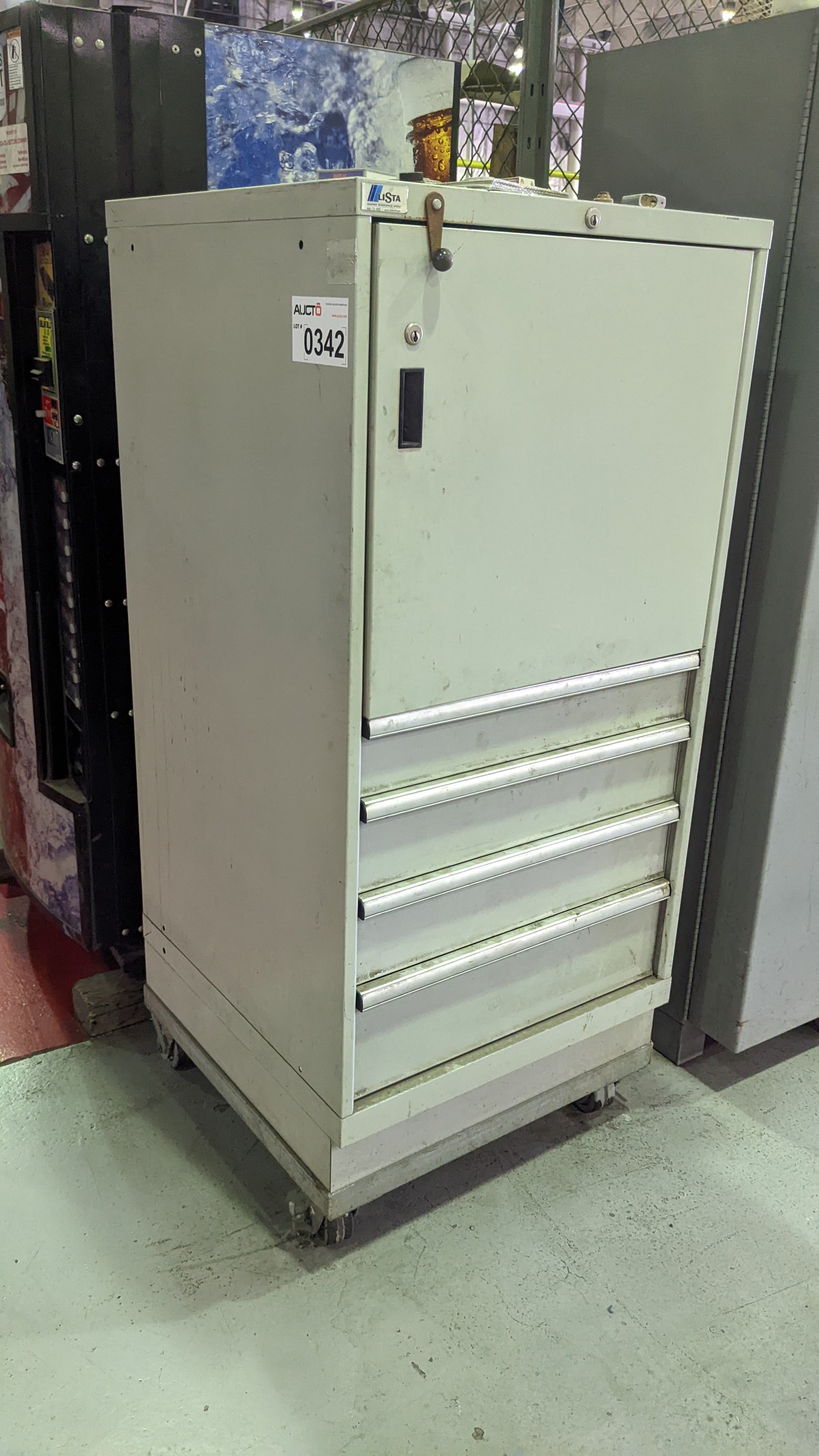 LISTA TOOL BOX WITH CONTENTS For Sale | Aucto