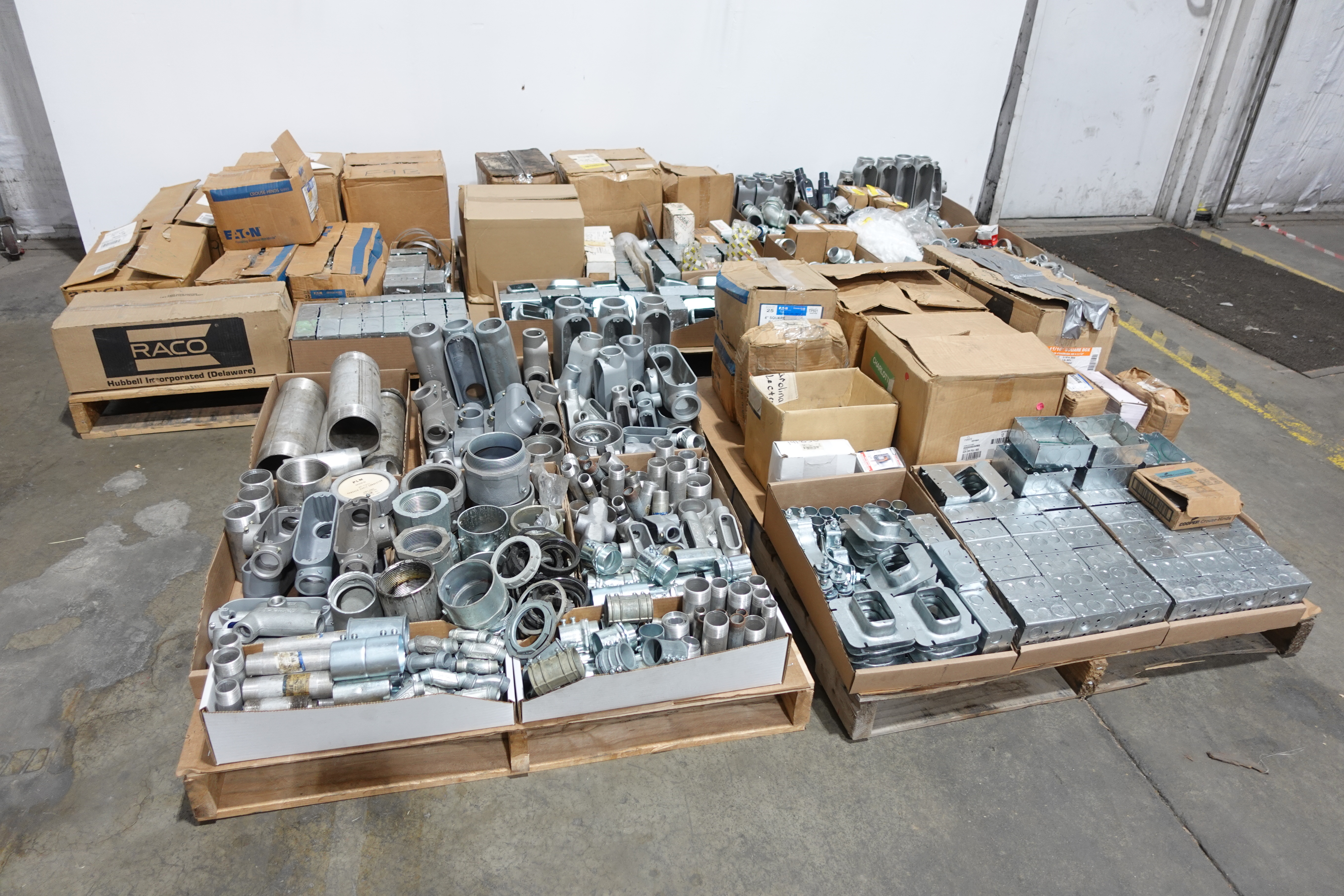 5 PALLETS OF ASSORTED CONDUIT FITTINGS For Sale | Aucto