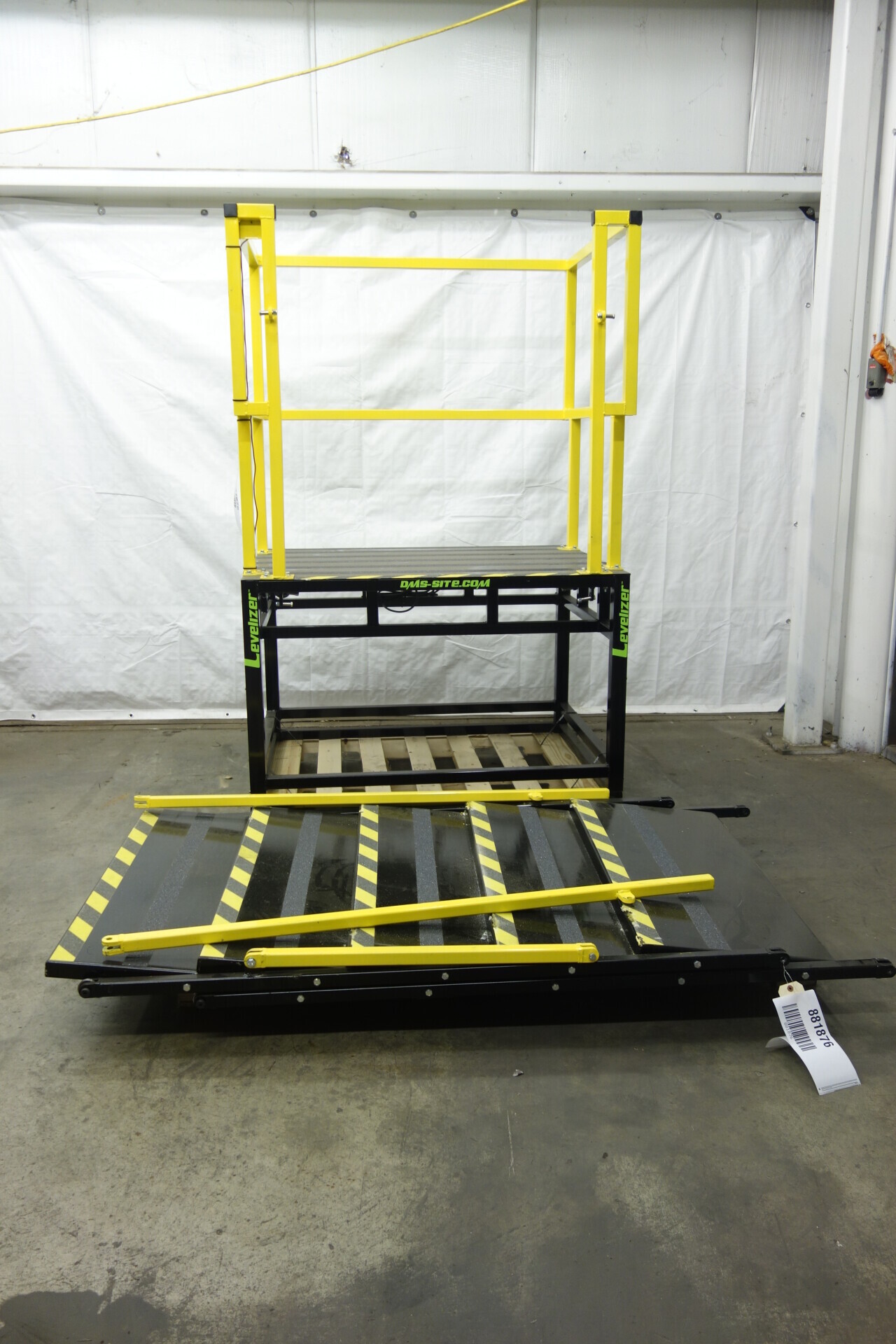 DMT LEVELIZER PERSONNEL PLATFORM WITH ARTICULATING STAIRS