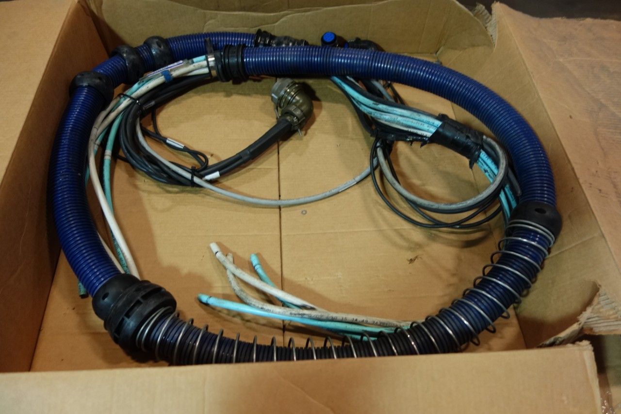 1 PALLET OF CORRUGATED UMBILICAL ASSEMBLY CABLE-WIRE CONTROLS- LEONI