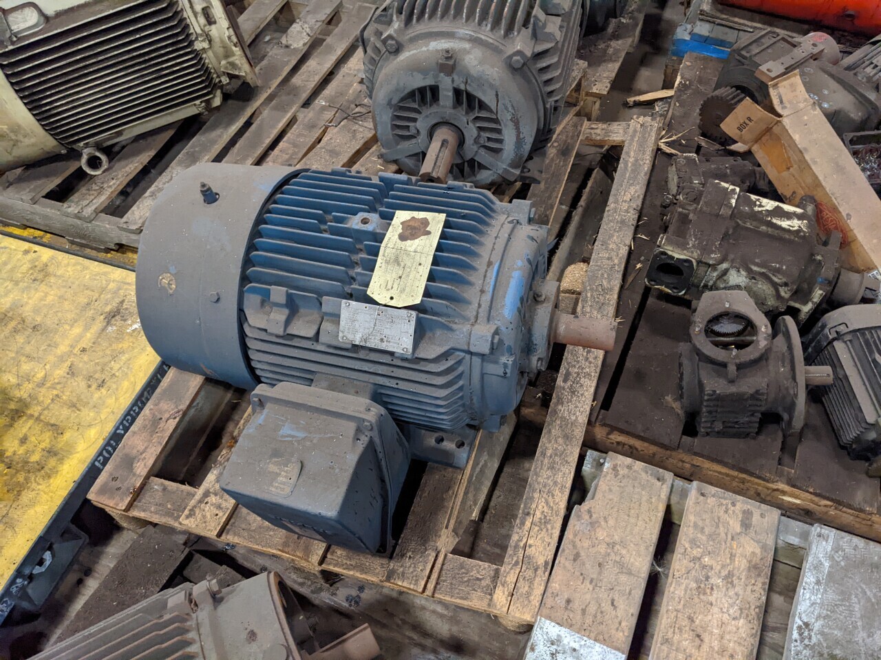 7 PALLETS OF ASSORTED AC MOTORS, SERVO MOTORS, REDUCERS, SIEMENS, WEG, LEESON (NEED REPAIRS)