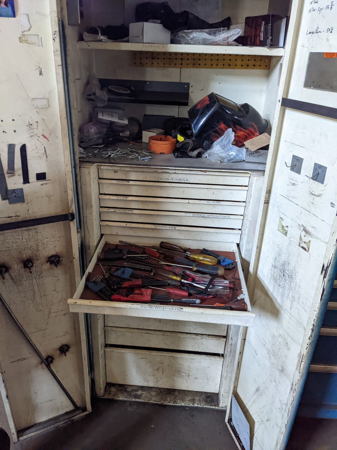 10 DRAWER TOOL CABINET LOCKER WITH CONTENTS, ASSORTED TOOLS, HAMMERS ...