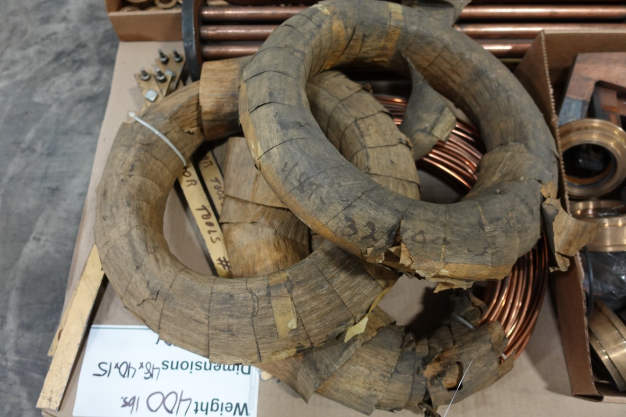 PALLET OF ASSORTED BRASS AND COPPER TUBING, PLUGS, SUPPORT ARMS, AND ...
