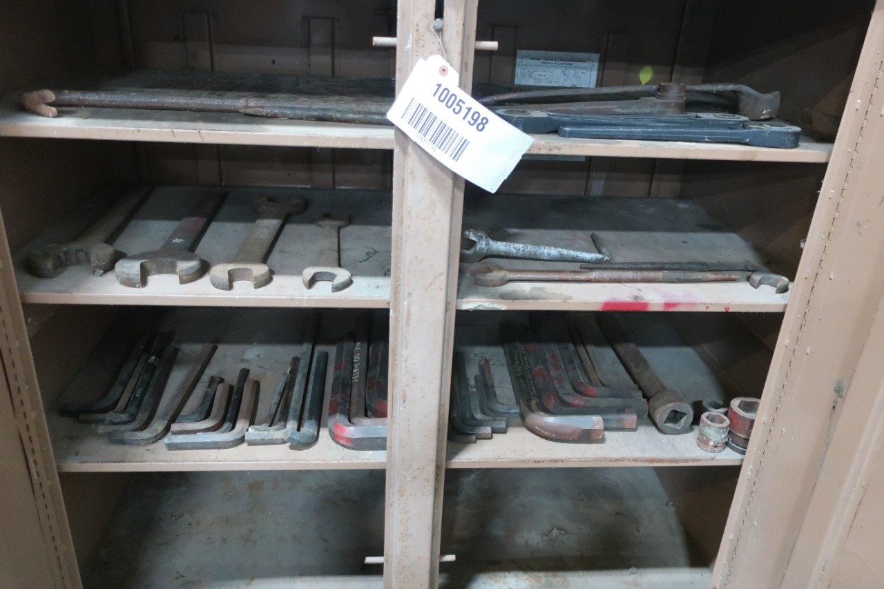 KNAACK DOUBLE SIDED 2 DOOR LOCKING TOOL CABINET AND ASSORTED HAND TOOLS