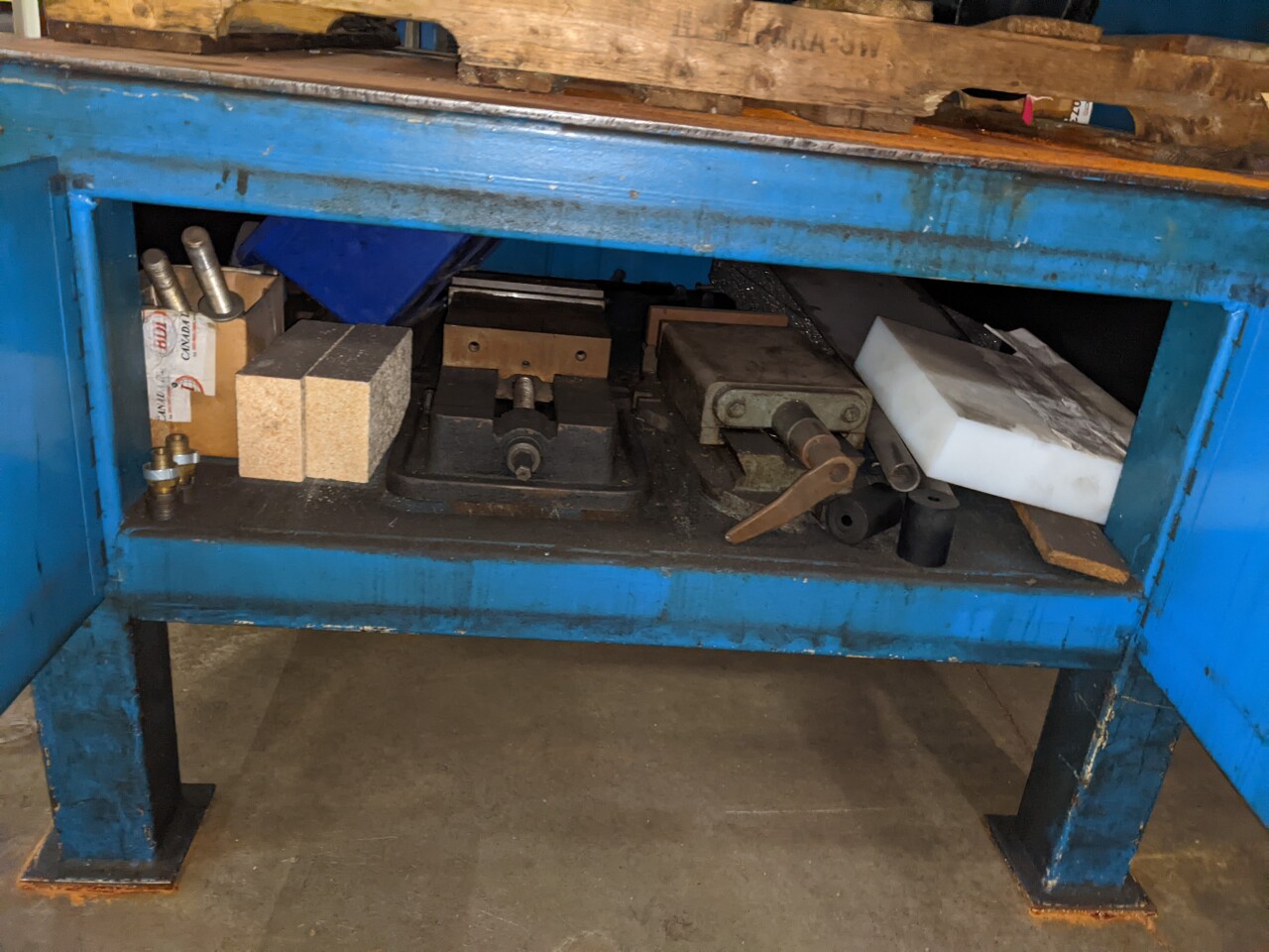 INDUSTRIAL STEEL WORK TABLE WITH CONTENTS, ASSORTED MACHINE PARTS ...