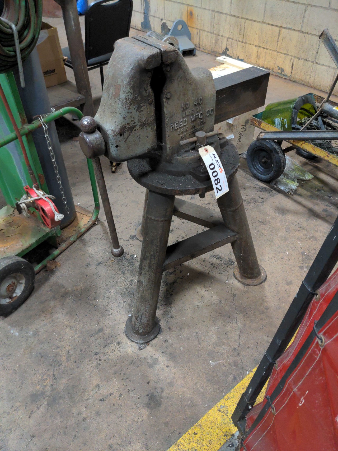 Reed Bench Vise with stand For Sale | Aucto