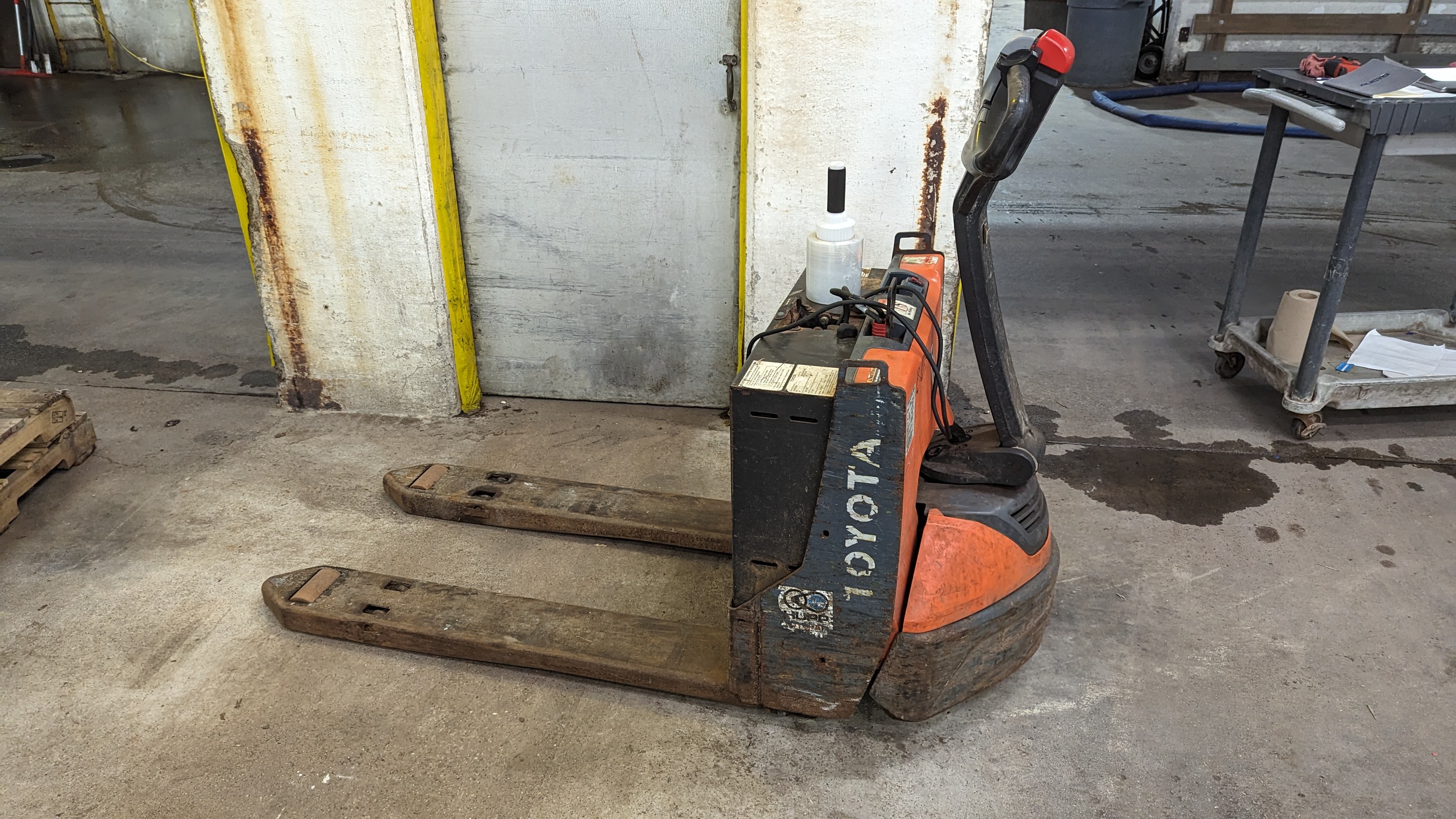 Toyota 8HBW23 24V Electric Pallet Jack