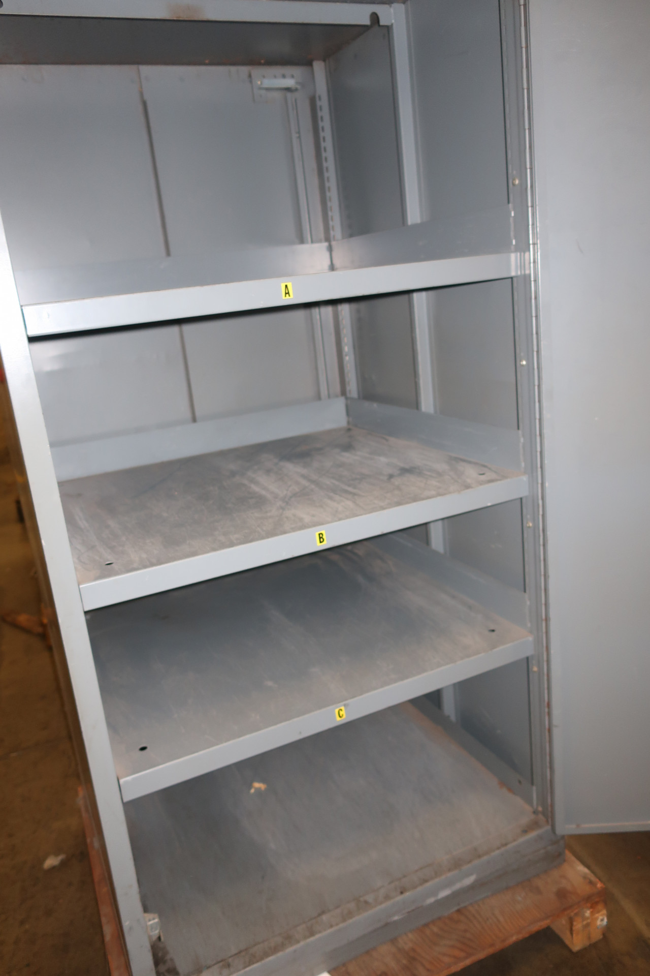 STANLEY VIDMAR 4 SHELF TOOL STORAGE CABINET For Sale | Aucto