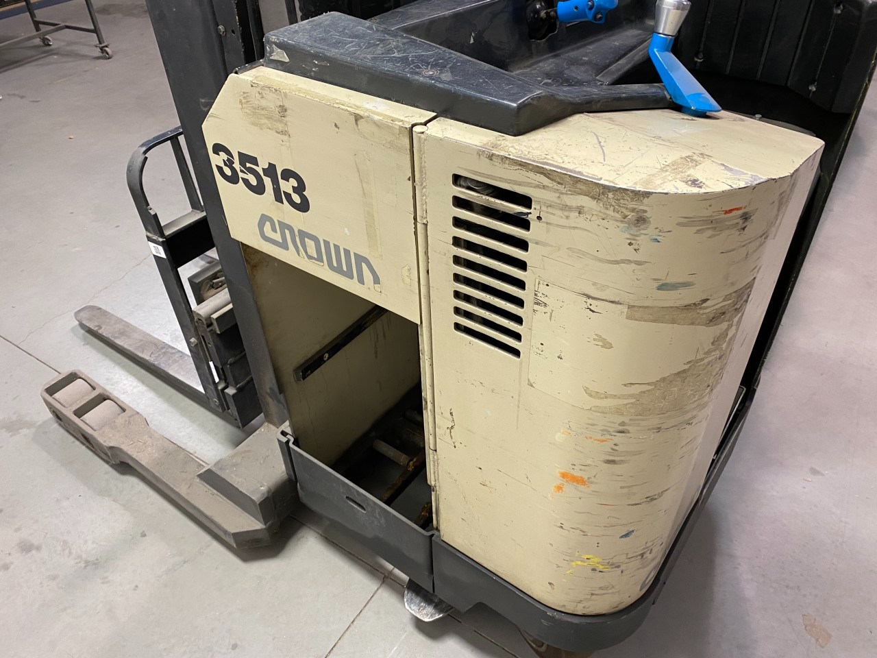 CROWN STAND UP REACH TRUCK 45RRTT-S 4500LB 240IN 36V-DC For Sale | Aucto