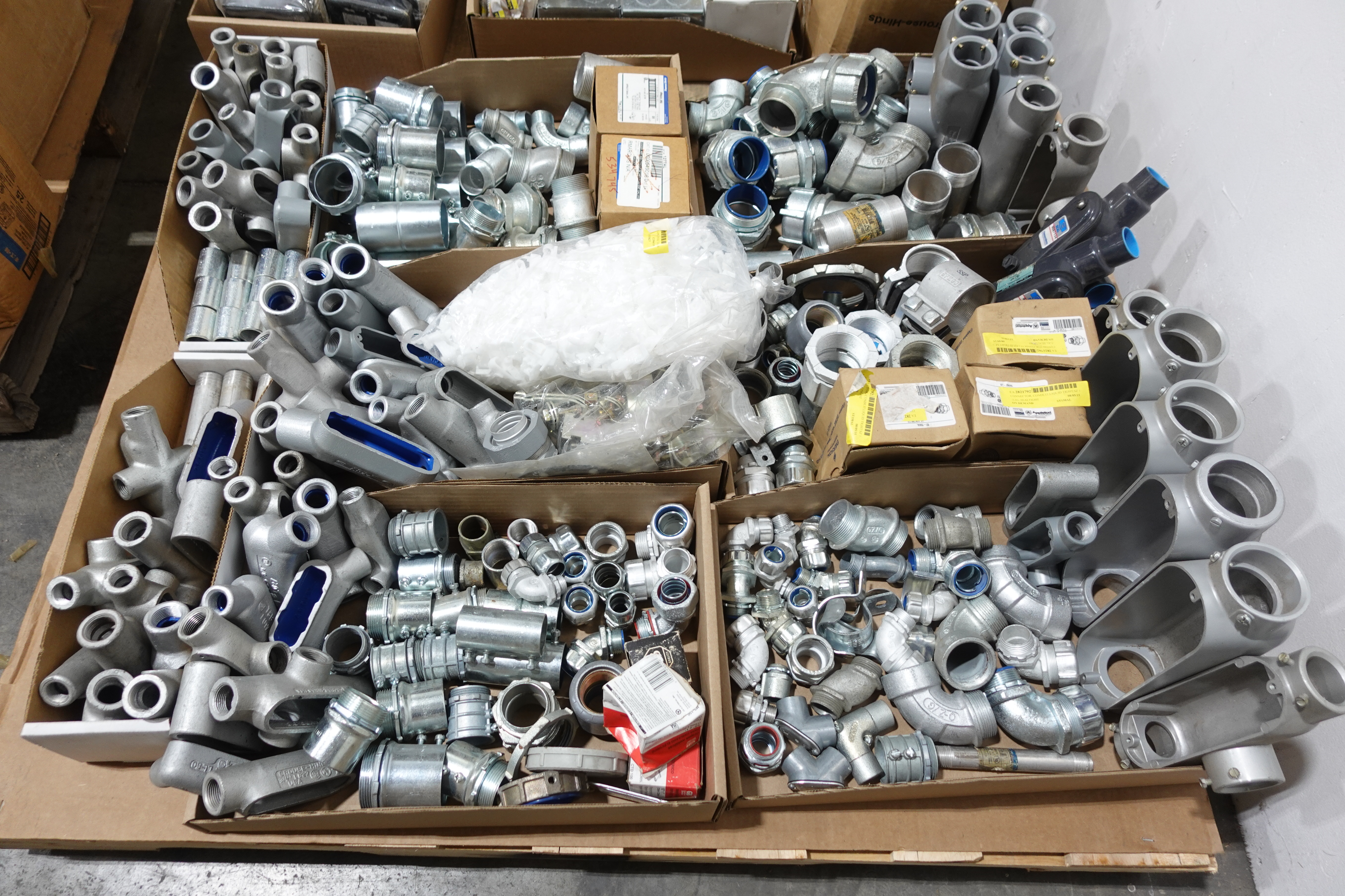 5 PALLETS OF ASSORTED CONDUIT FITTINGS For Sale | Aucto