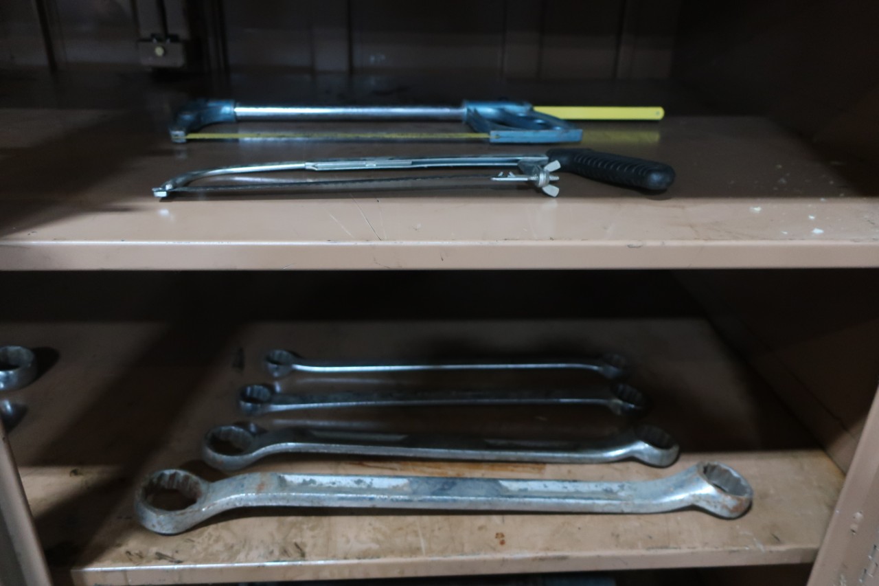 KNAACK DOUBLE SIDED 2 DOOR LOCKING TOOL CABINET AND ASSORTED HAND TOOLS
