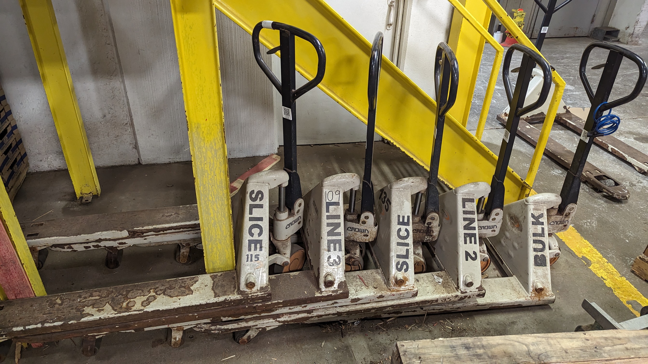 CROWN PTH50 5000 LB PALLET JACK