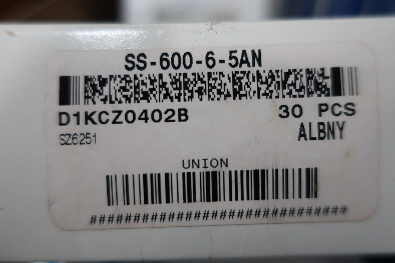 LOT OF ASSORTED SWAGELOK FITTINGS For Sale | Aucto