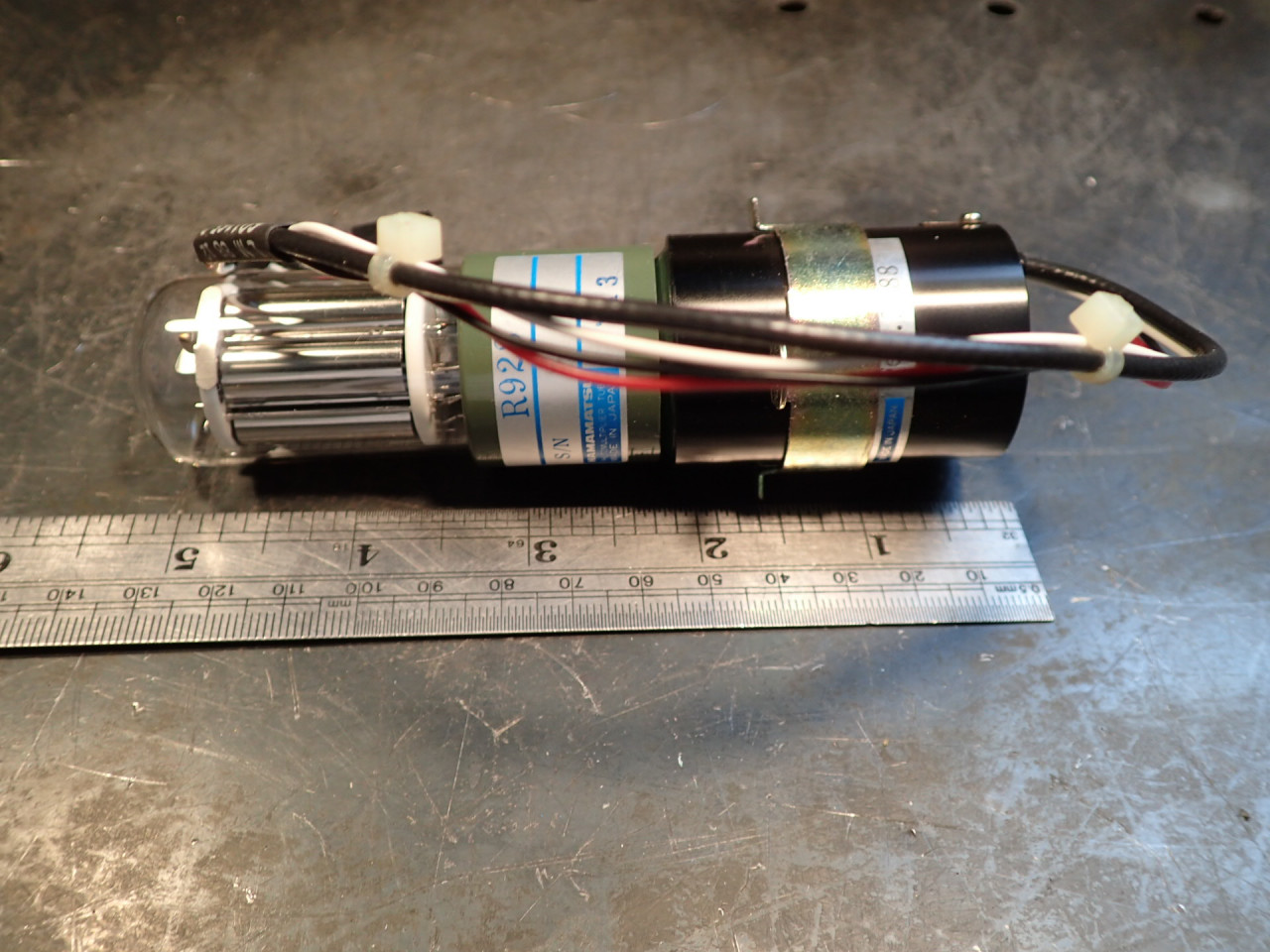 Hamamatsu R928 Photomultiplier Tube with 11-Pin Socket Base For Sale ...