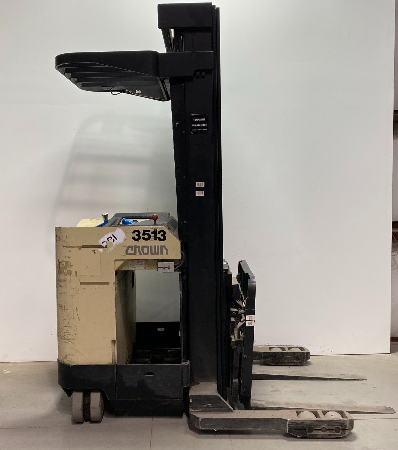 CROWN STAND UP REACH TRUCK 45RRTT-S 4500LB 240IN 36V-DC For Sale | Aucto