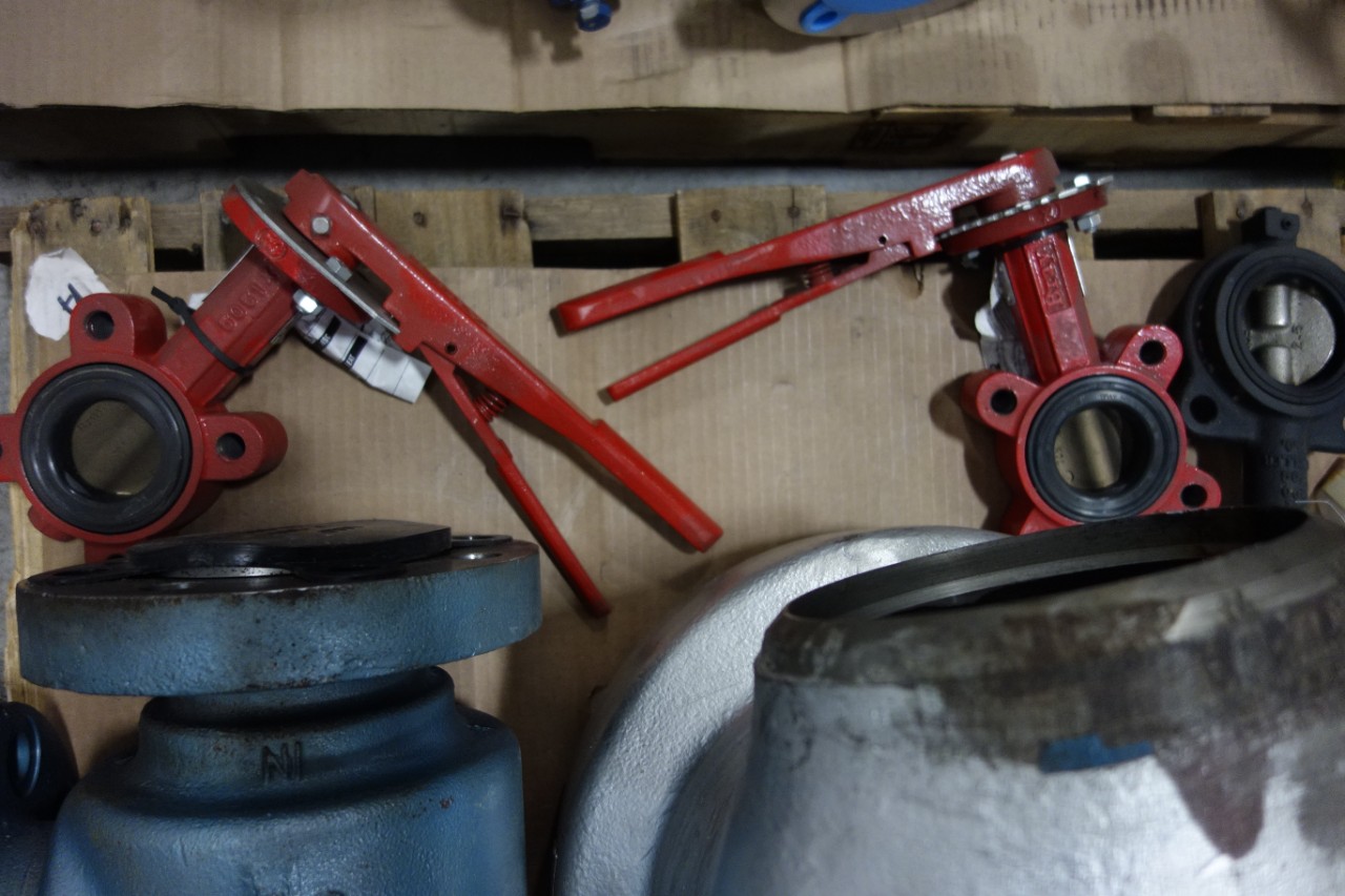 2 PALLETS OF ASSORTED VALVES AND VALVE ACCESSORIES