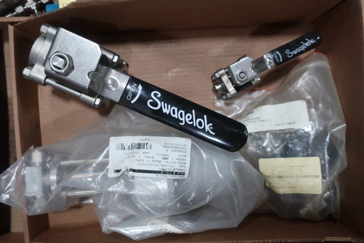 LOT OF ASSORTED SWAGELOK PARTS AND ACCESSORIES.