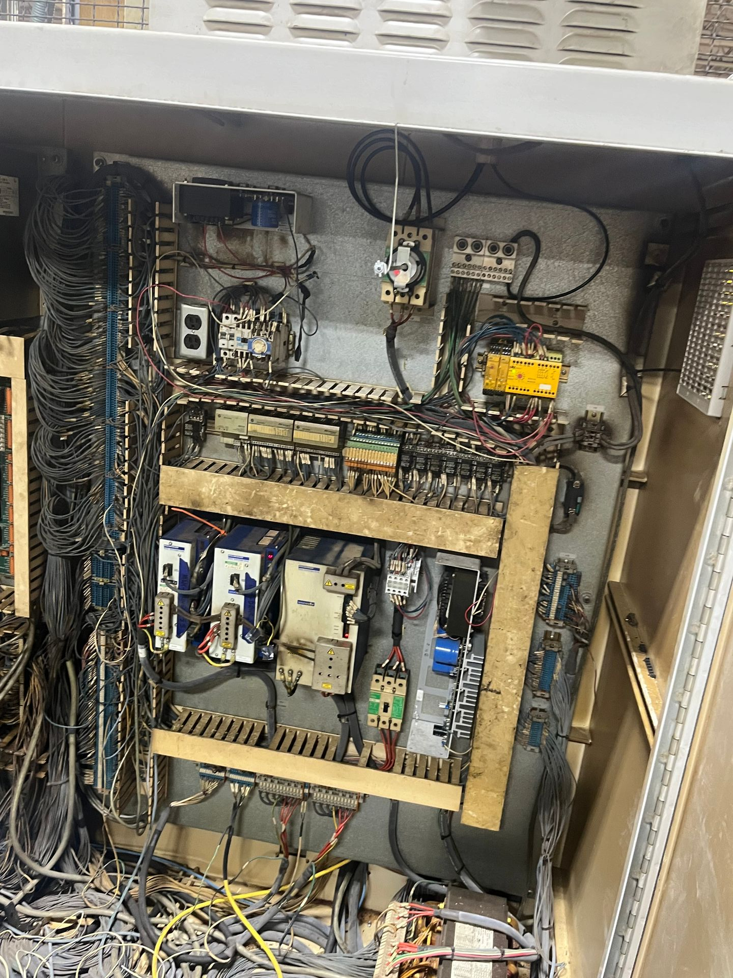 1995 Cincinnati Milacron Cincron Automated Pallet Cell w/32 Park Stands