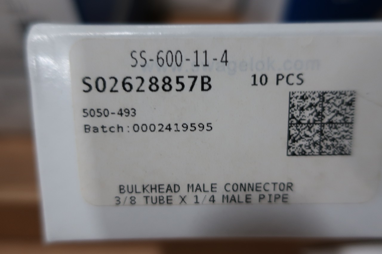 LOT OF ASSORTED SWAGELOK FITTINGS