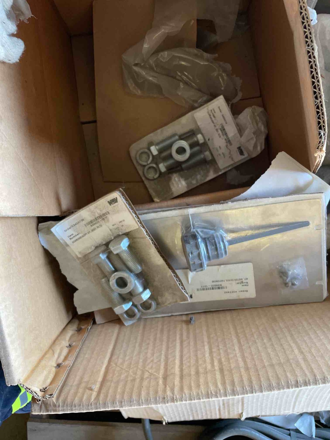 ASSORTED PALLET OF FLYGT PUMP & MOTOR ADAPTER