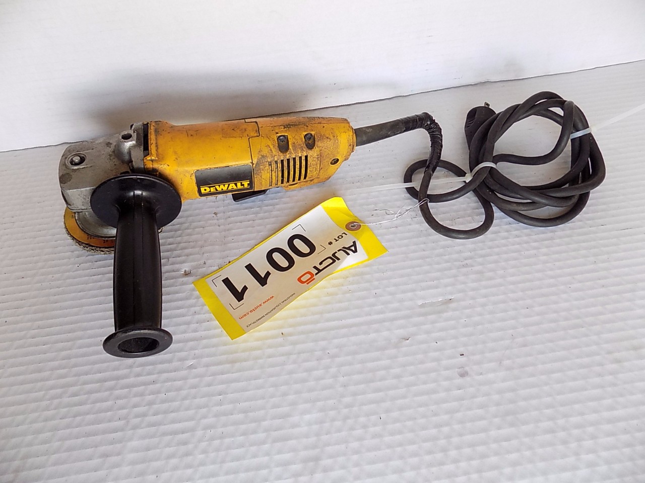 DEWALT DW402 TYPE 2 4.5 IN ANGLE GRINDER For Sale | Aucto