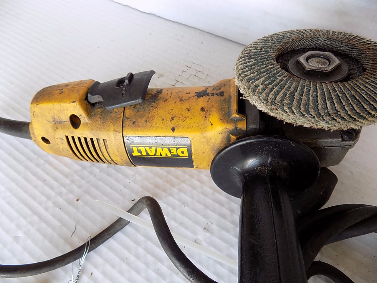 DEWALT DW402 TYPE 2 4.5 IN ANGLE GRINDER For Sale | Aucto