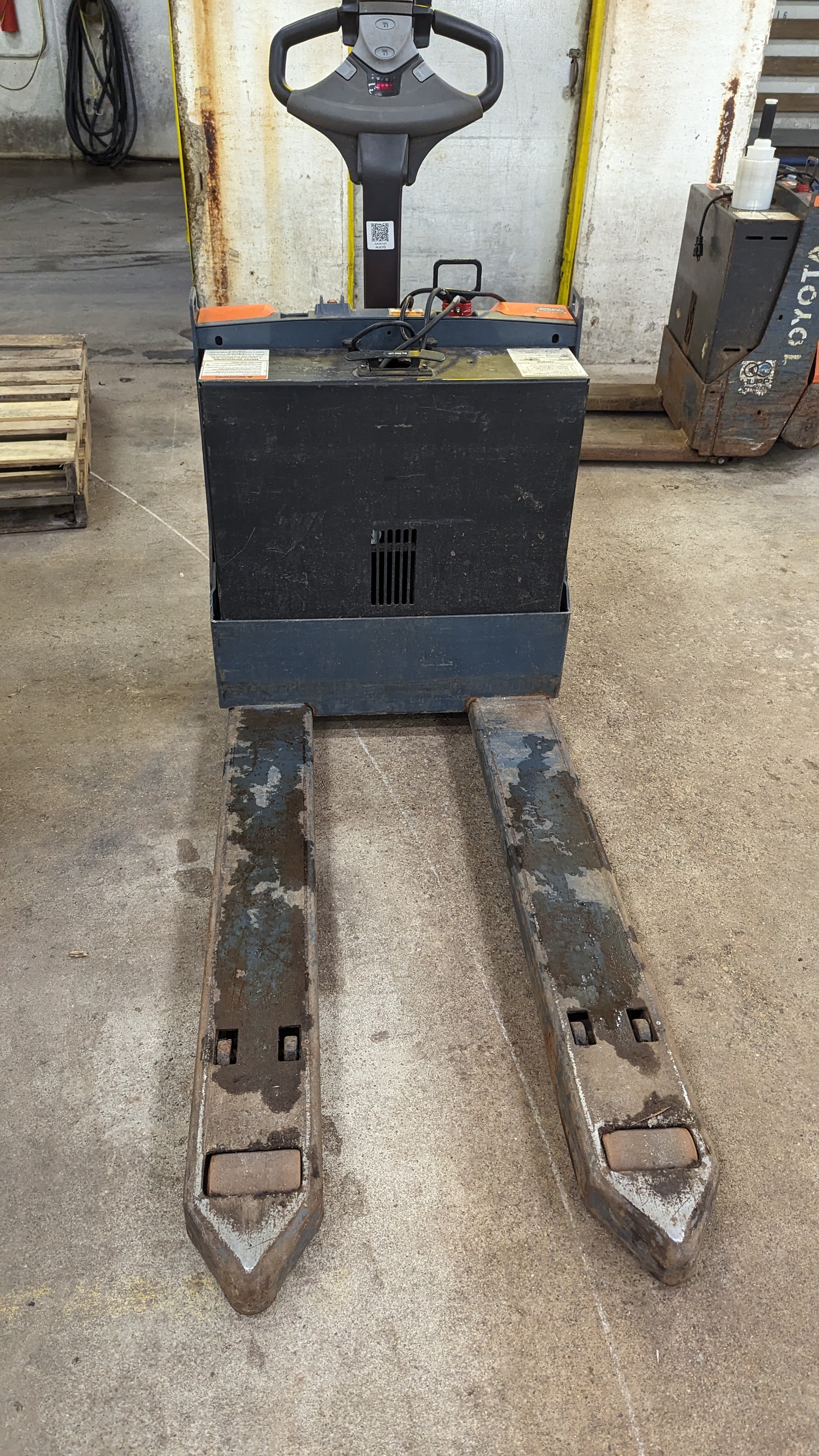 Toyota 8HBW23 24V Electric Pallet Jack