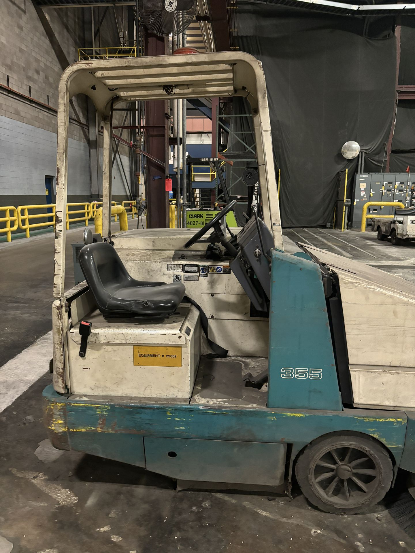 TENNANT 355 POWER OPERATED CLEANING MACHINE