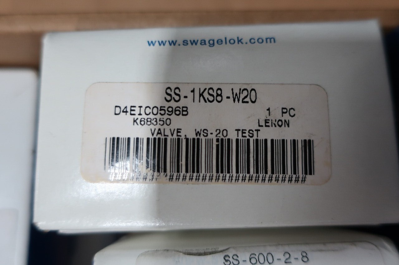 LOT OF ASSORTED SWAGELOK FITTINGS For Sale | Aucto