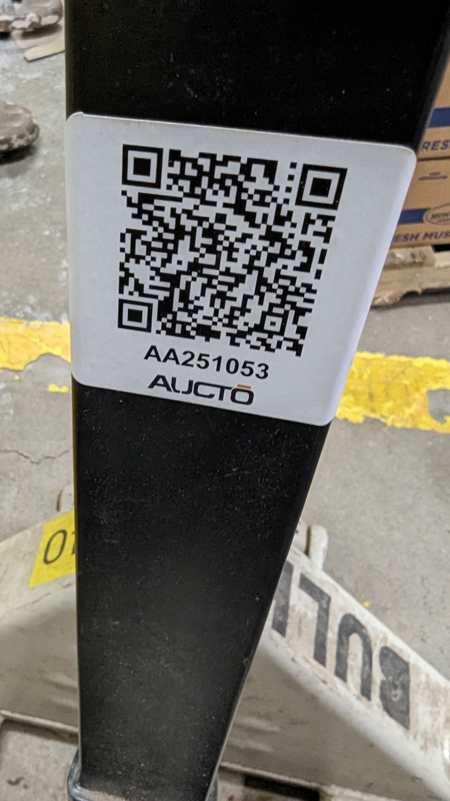 CROWN PTH50 5000 LB PALLET JACK