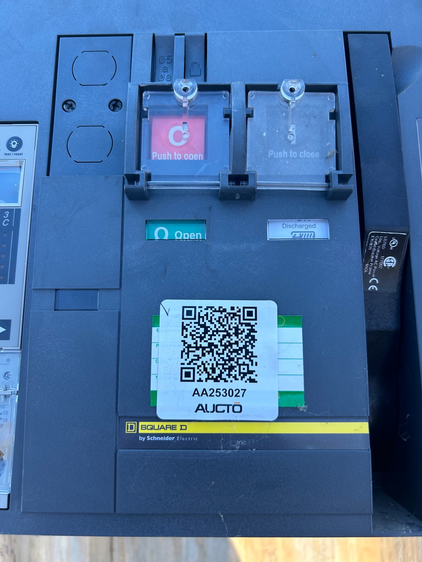 QTY 4: CIRCUIT BREAKER For Sale | Aucto