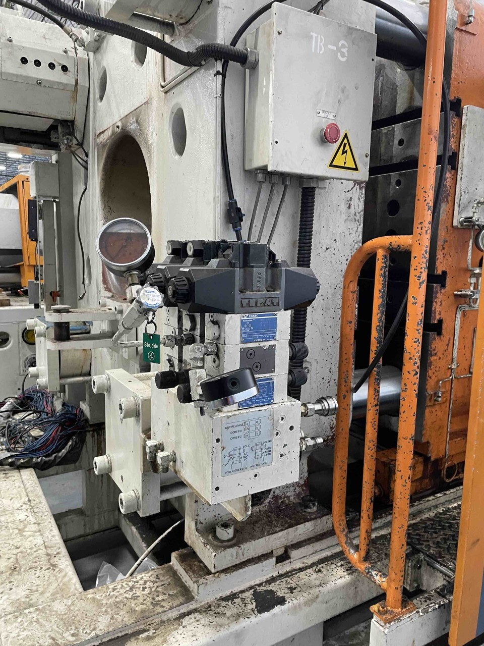 1999 Toshiba UBE 650 Ton Molding Machine For Sale | Aucto