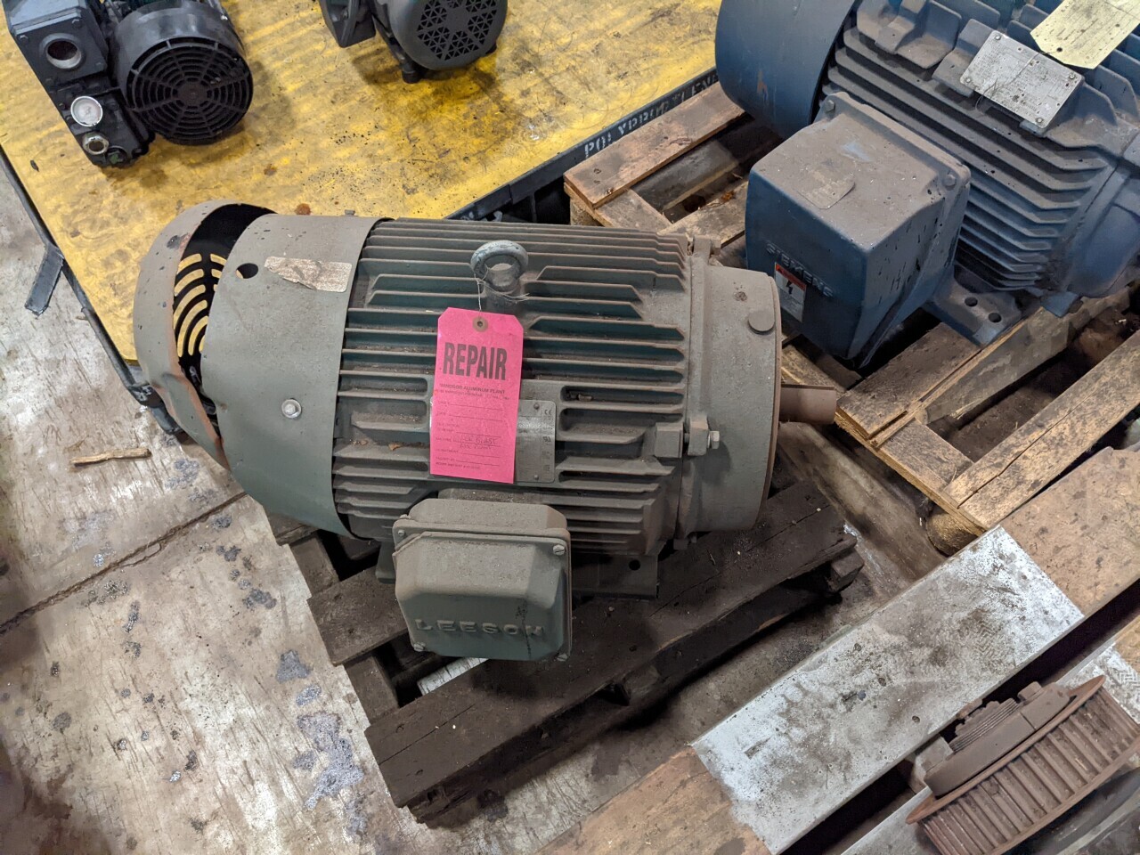 7 PALLETS OF ASSORTED AC MOTORS, SERVO MOTORS, REDUCERS, SIEMENS, WEG, LEESON (NEED REPAIRS)