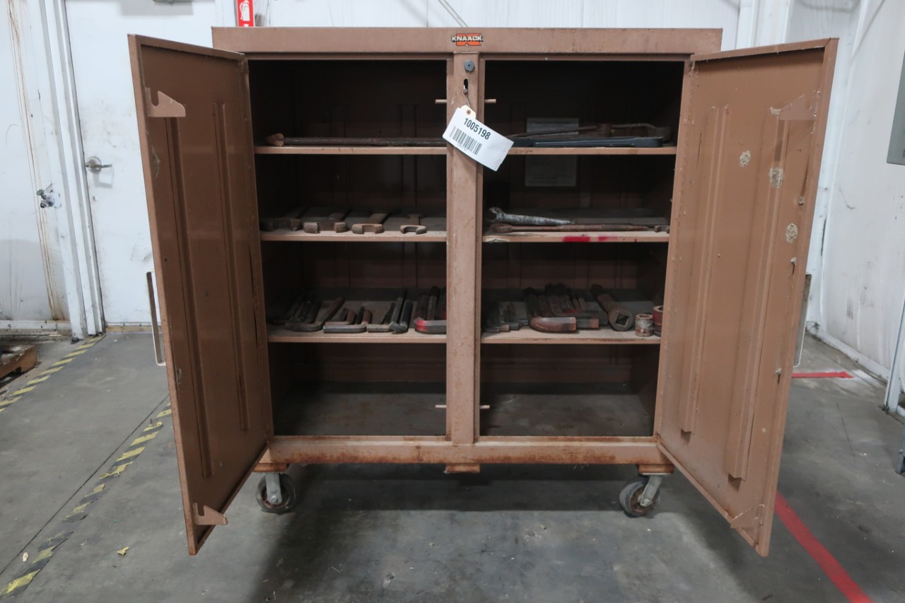 KNAACK DOUBLE SIDED 2 DOOR LOCKING TOOL CABINET AND ASSORTED HAND TOOLS ...