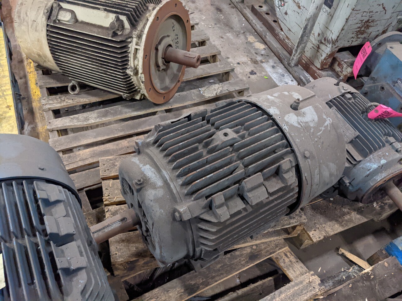 7 PALLETS OF ASSORTED AC MOTORS, SERVO MOTORS, REDUCERS, SIEMENS, WEG, LEESON (NEED REPAIRS)