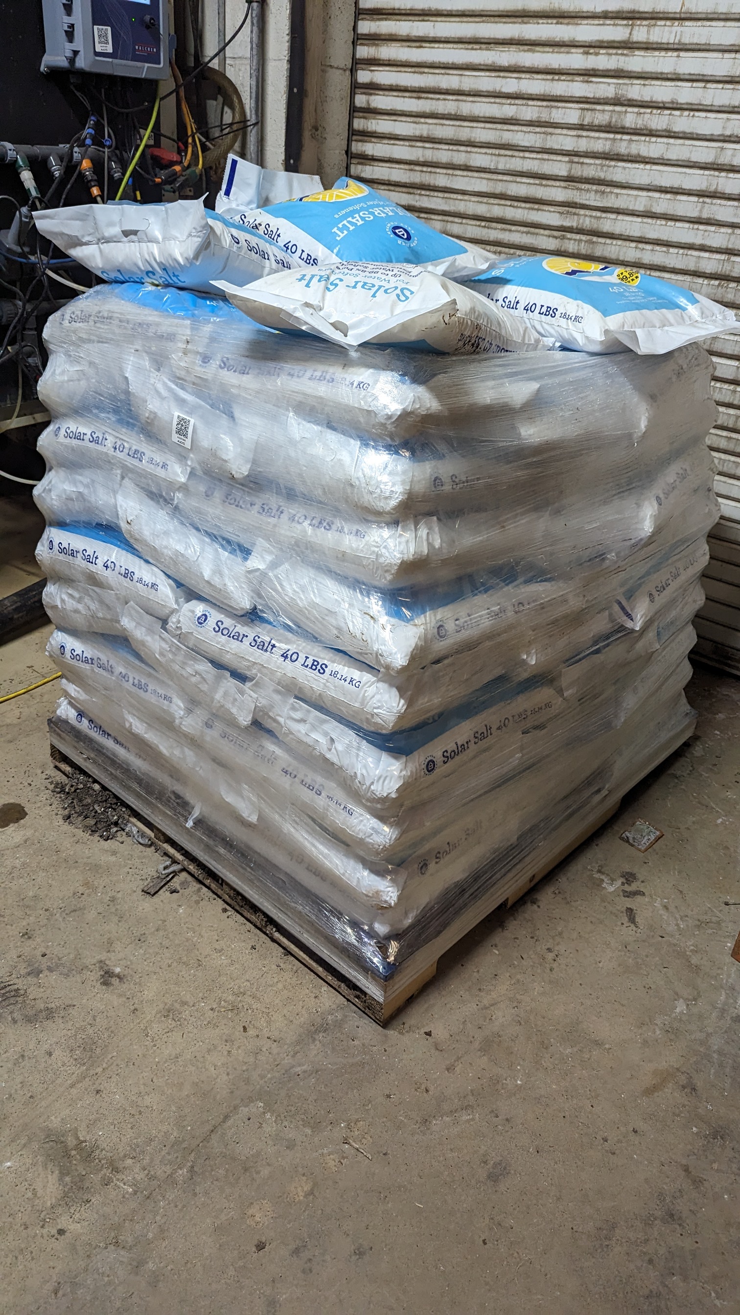 Bulk Lot of Water Softener Salt - QTY approx. 65 bags For Sale | Aucto