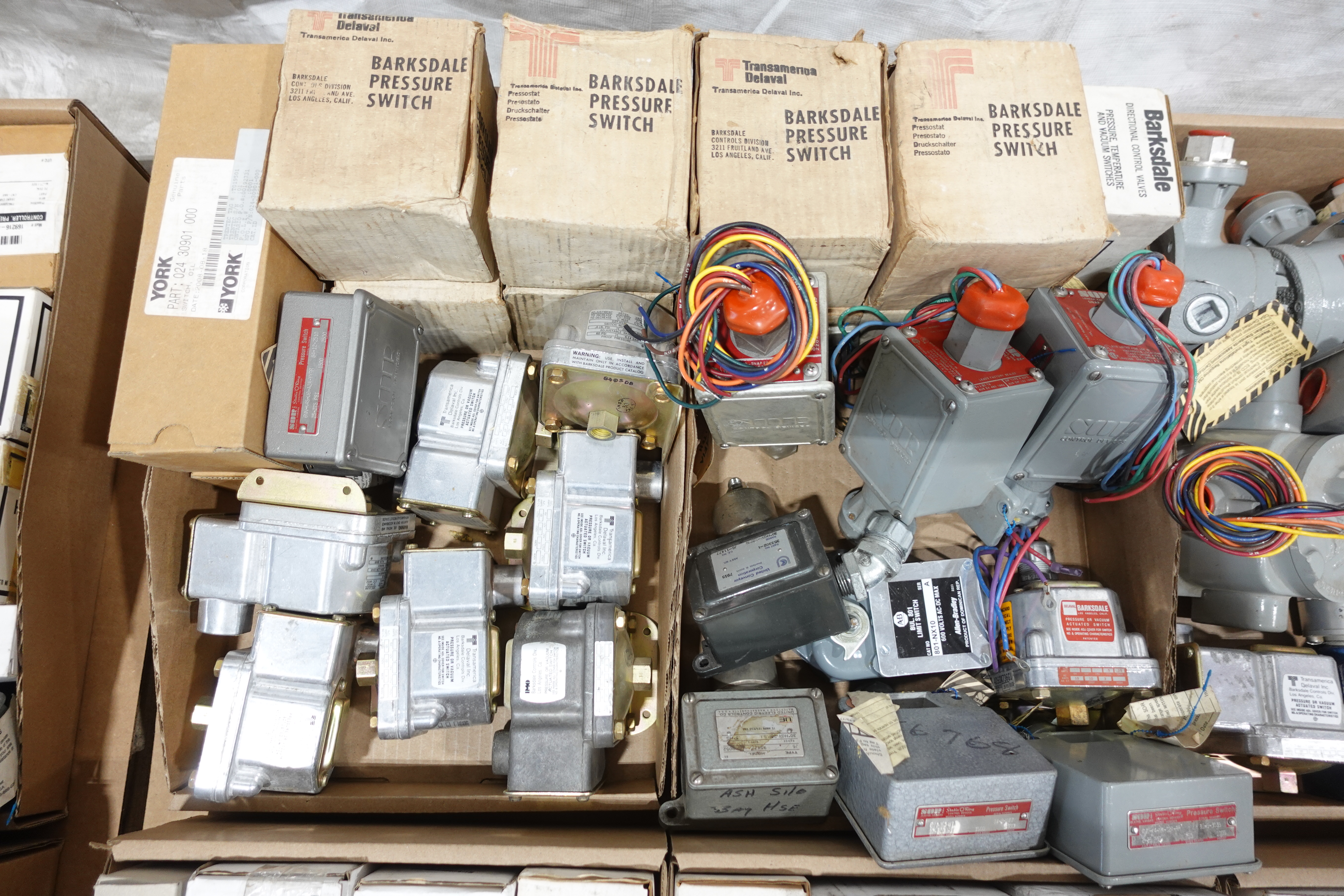 SKU 1726811 - 2 PALLETS OF ASSORTED FLOAT, LIMIT AND PRESSURE SWITCHES ...