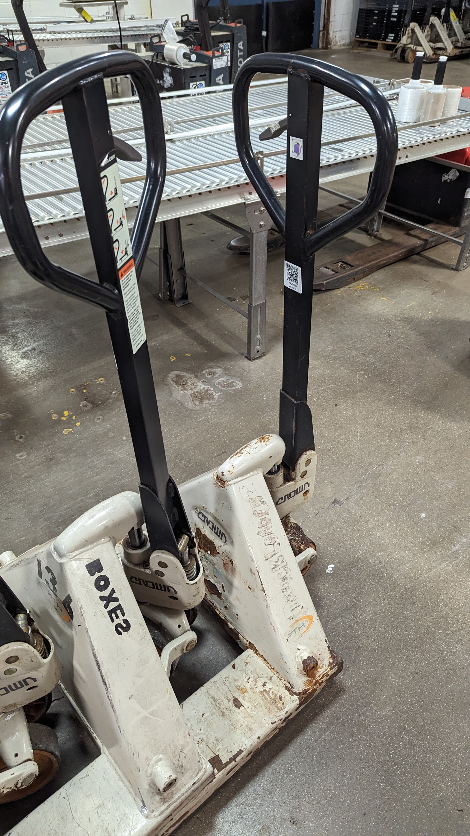 Crown PTH50 5000 lb Pallet Jack For Sale | Aucto