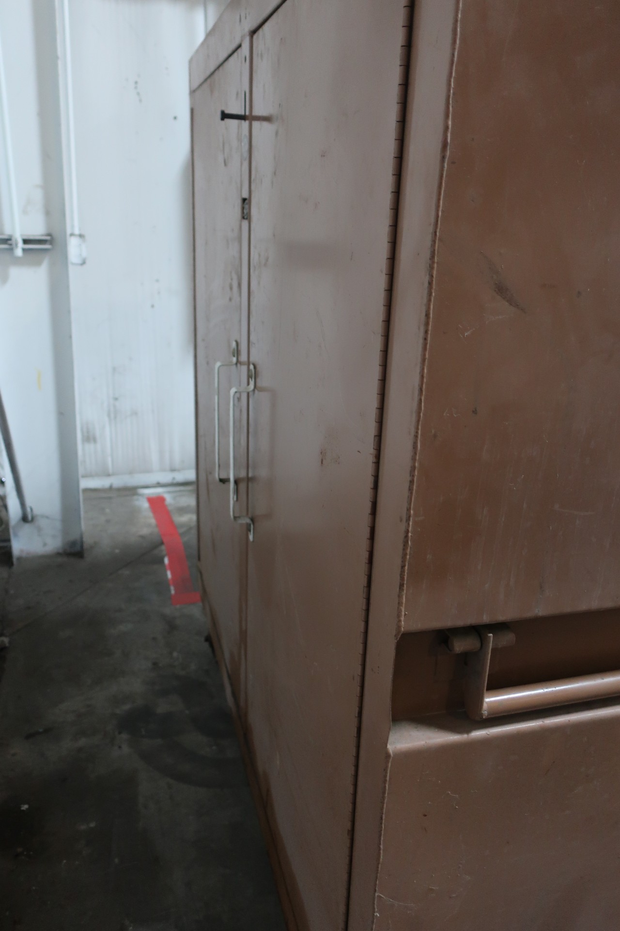 KNAACK DOUBLE SIDED 2 DOOR LOCKING TOOL CABINET AND ASSORTED HAND TOOLS ...