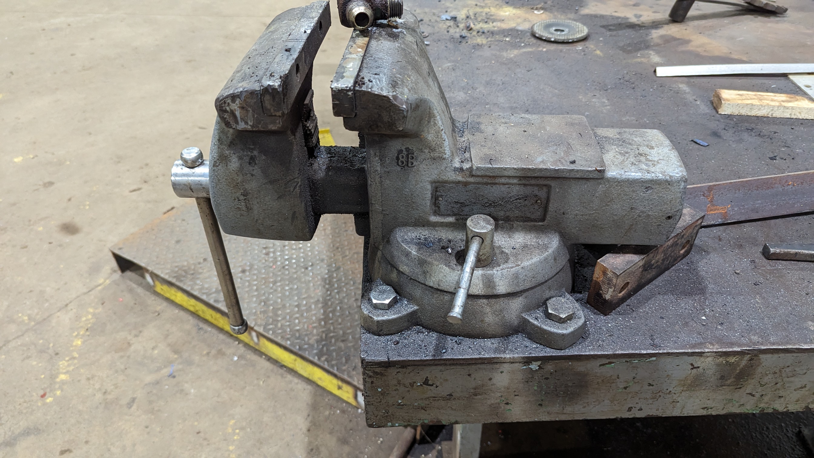 WELDING TABLE WITH 8" BENCH VISE