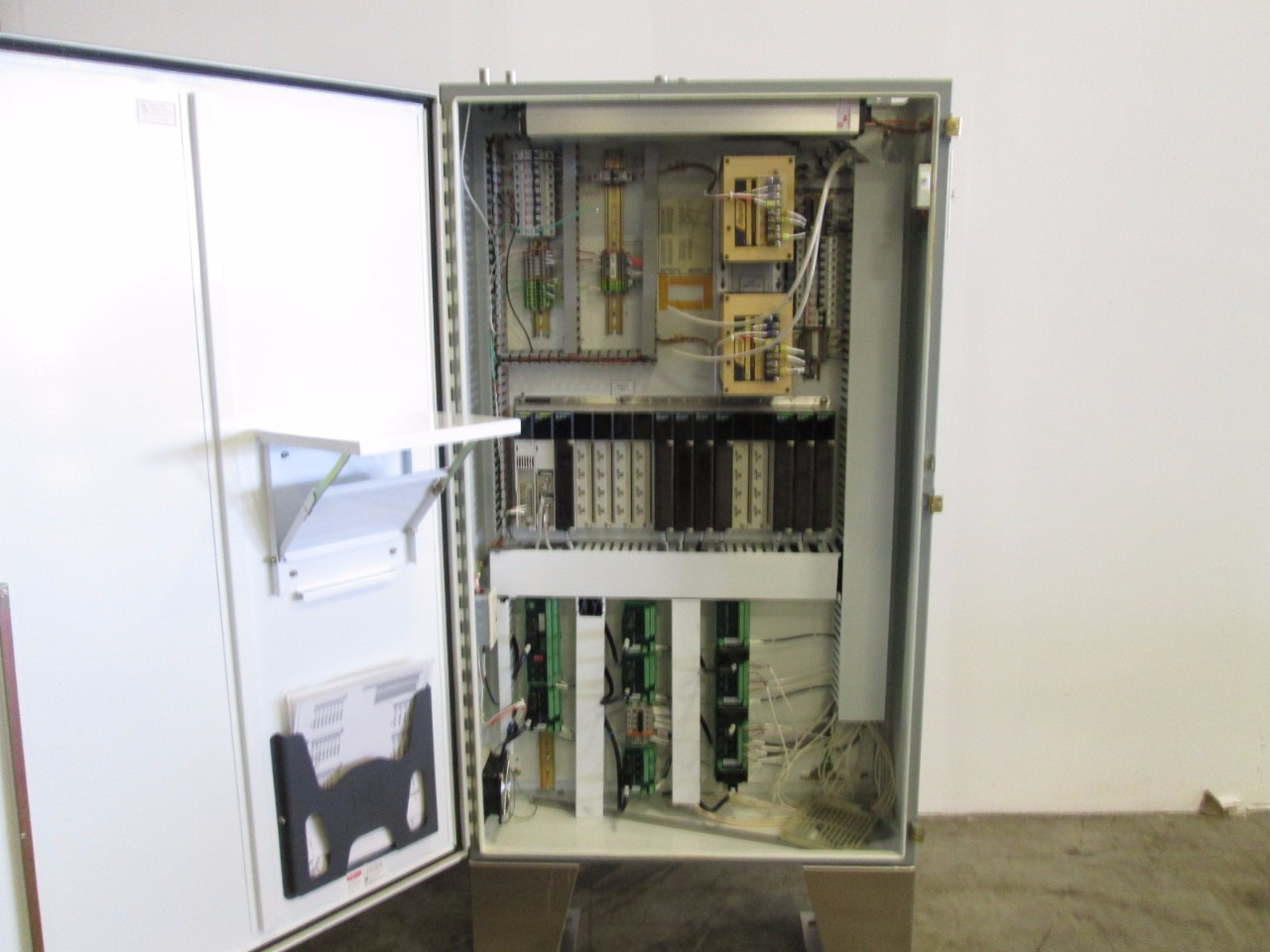 SCHNEIDER MODICON QUANTUM PLC CABINET For Sale | Aucto