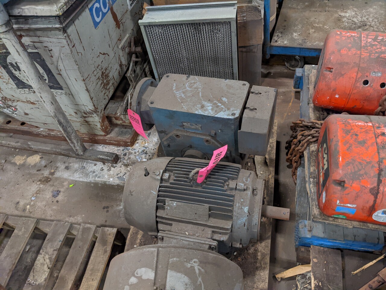 7 PALLETS OF ASSORTED AC MOTORS, SERVO MOTORS, REDUCERS, SIEMENS, WEG, LEESON (NEED REPAIRS)