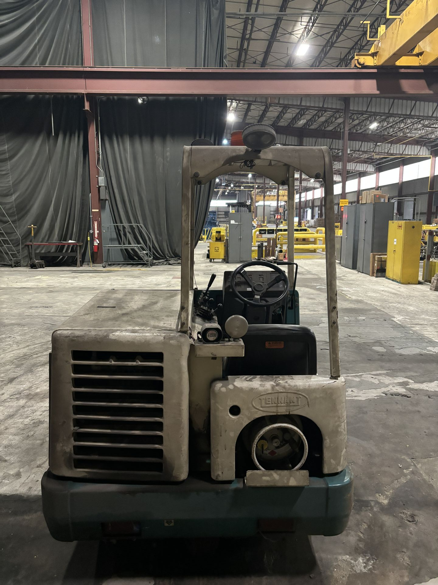 TENNANT 355 POWER OPERATED CLEANING MACHINE