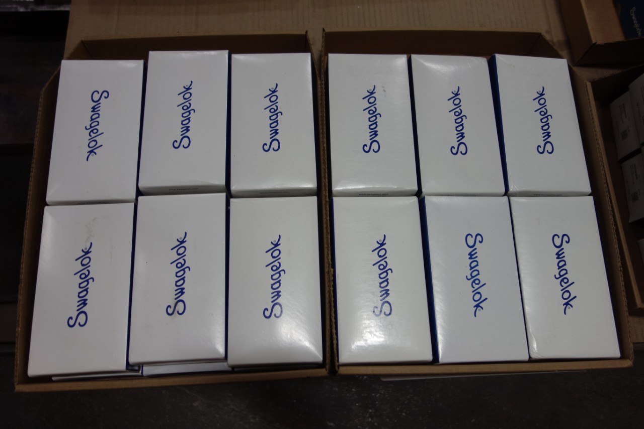 2 TOTES OF SWAGELOK BOXES OF 5 NIPPLE 1/2IN STAINLESS NPT PIPE FITTINGS ...