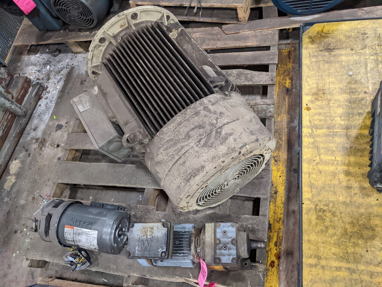 7 PALLETS OF ASSORTED AC MOTORS, SERVO MOTORS, REDUCERS, SIEMENS, WEG, LEESON (NEED REPAIRS)