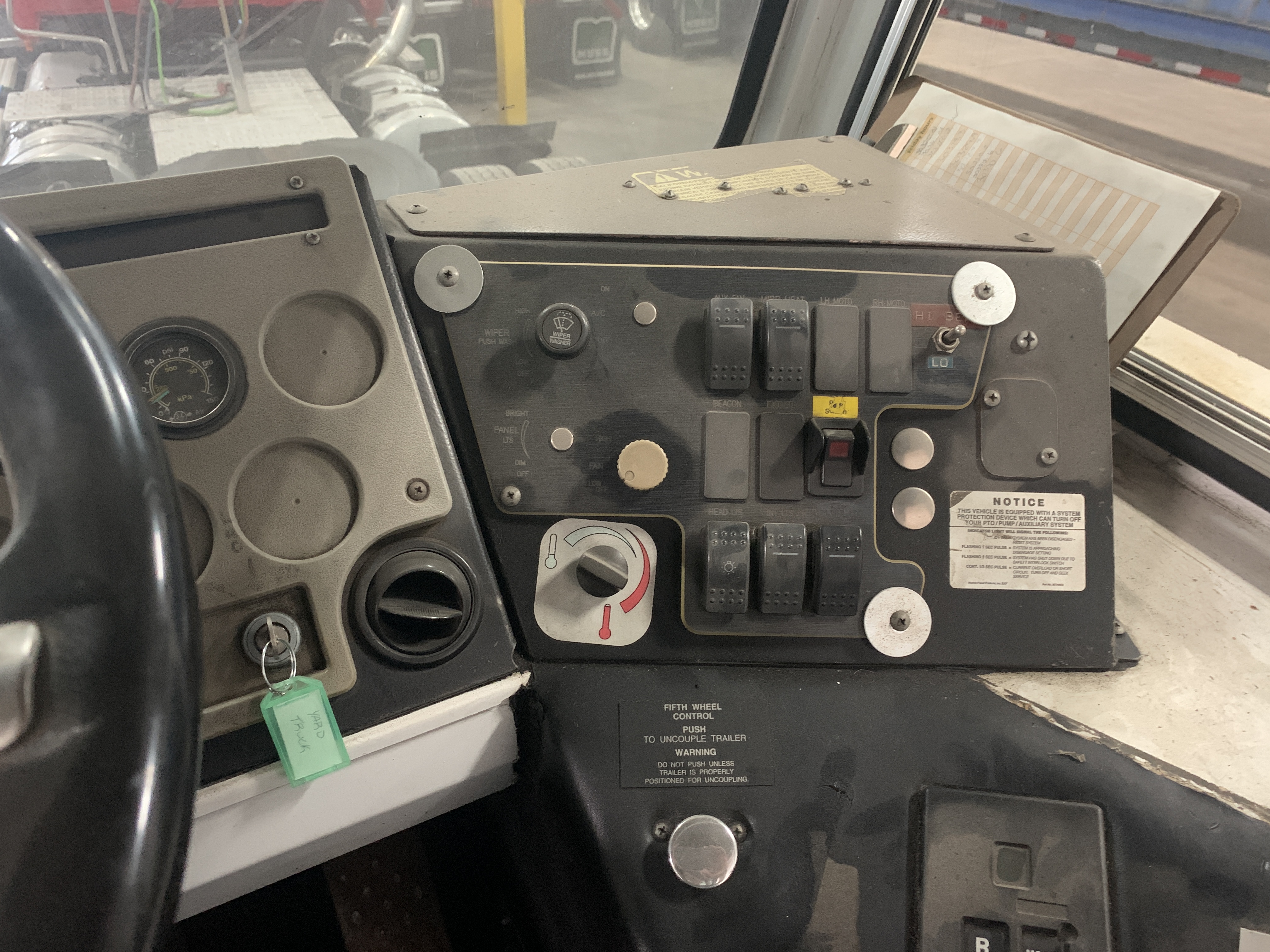 2004 CAPACITY TRAILER JOCKEY YARD TOW TRUCK For Sale | Aucto