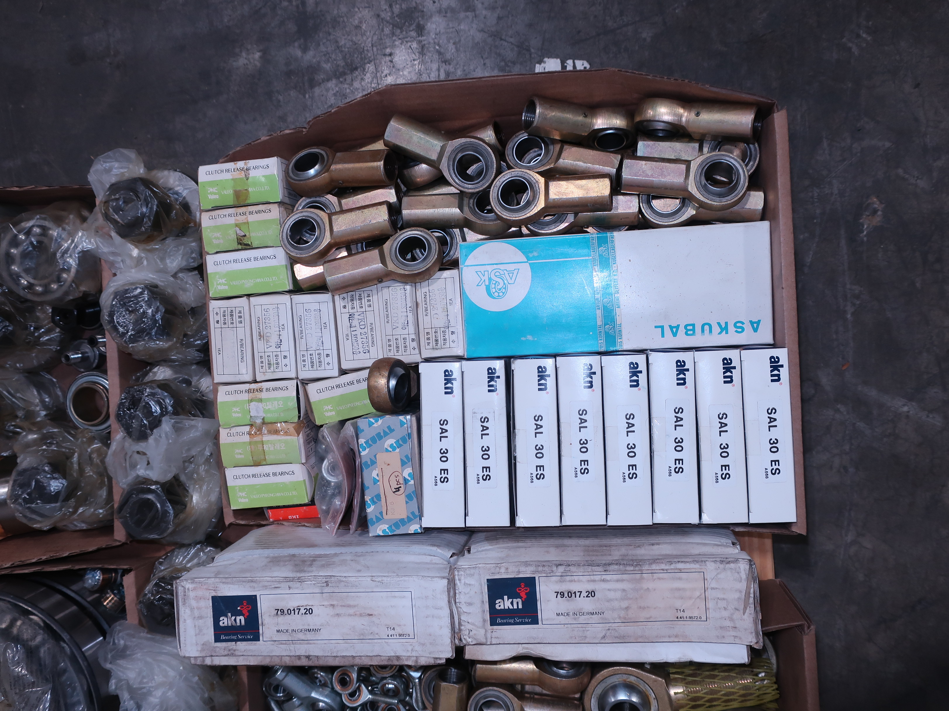 SKU 1726914 - PALLET OF ASSORTED BEARINGS, TIMKEN, AKN, CBF, NTN, NSK ...