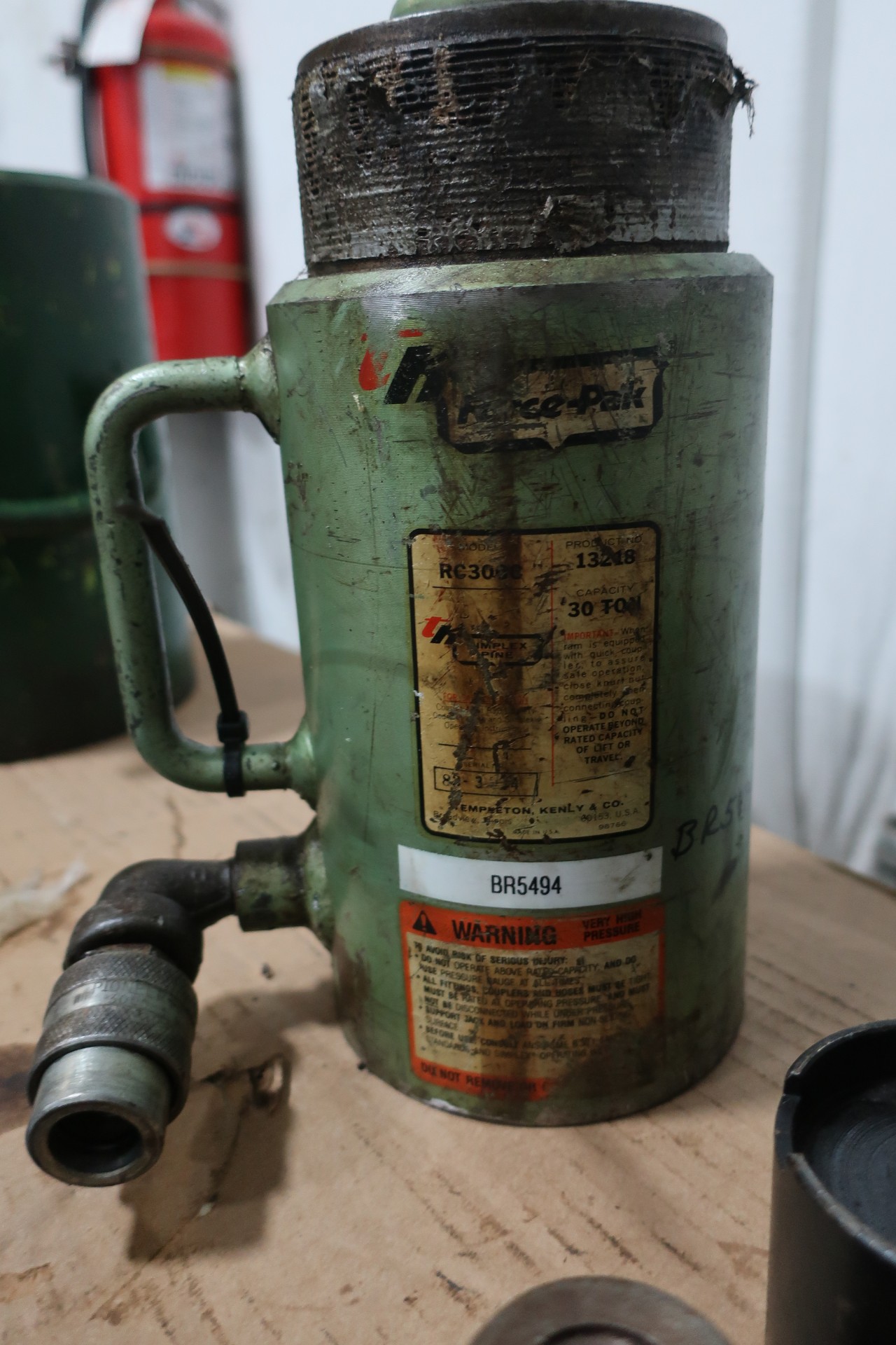 LOT OF ASSORTED SIMPLEX HYDRAULIC HAND PUMPS AND RAM CYLINDERS.