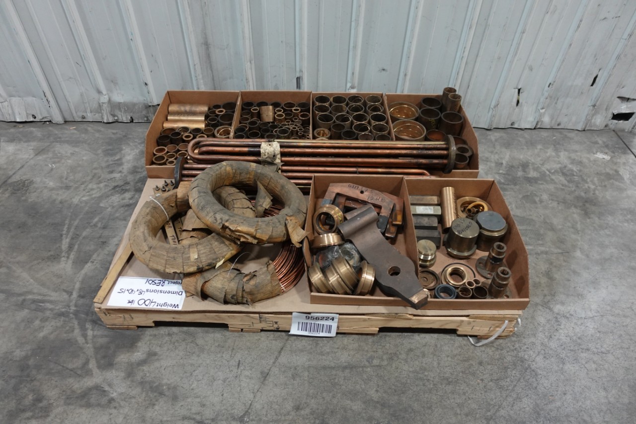 PALLET OF ASSORTED BRASS AND COPPER TUBING, PLUGS, SUPPORT ARMS, AND ...